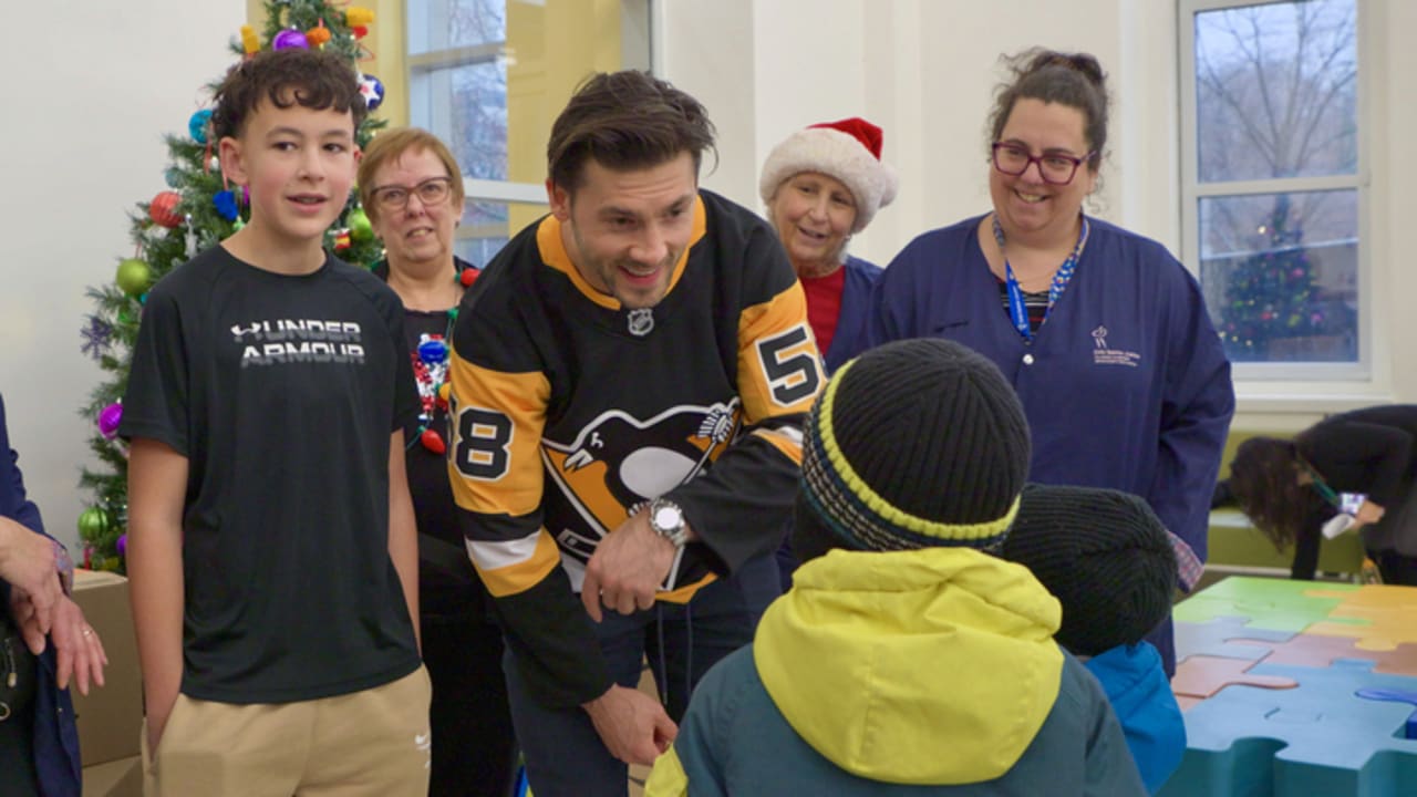 Penguins' Letang plays Santa Claus to kids at CHU Sainte-Justine ...