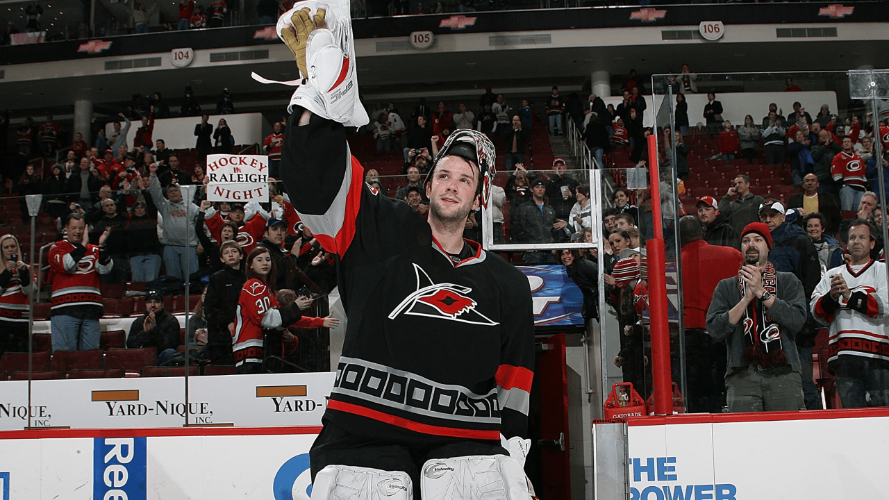 Ward intronisé au Temple de la renommée des Hurricanes | LNH.com