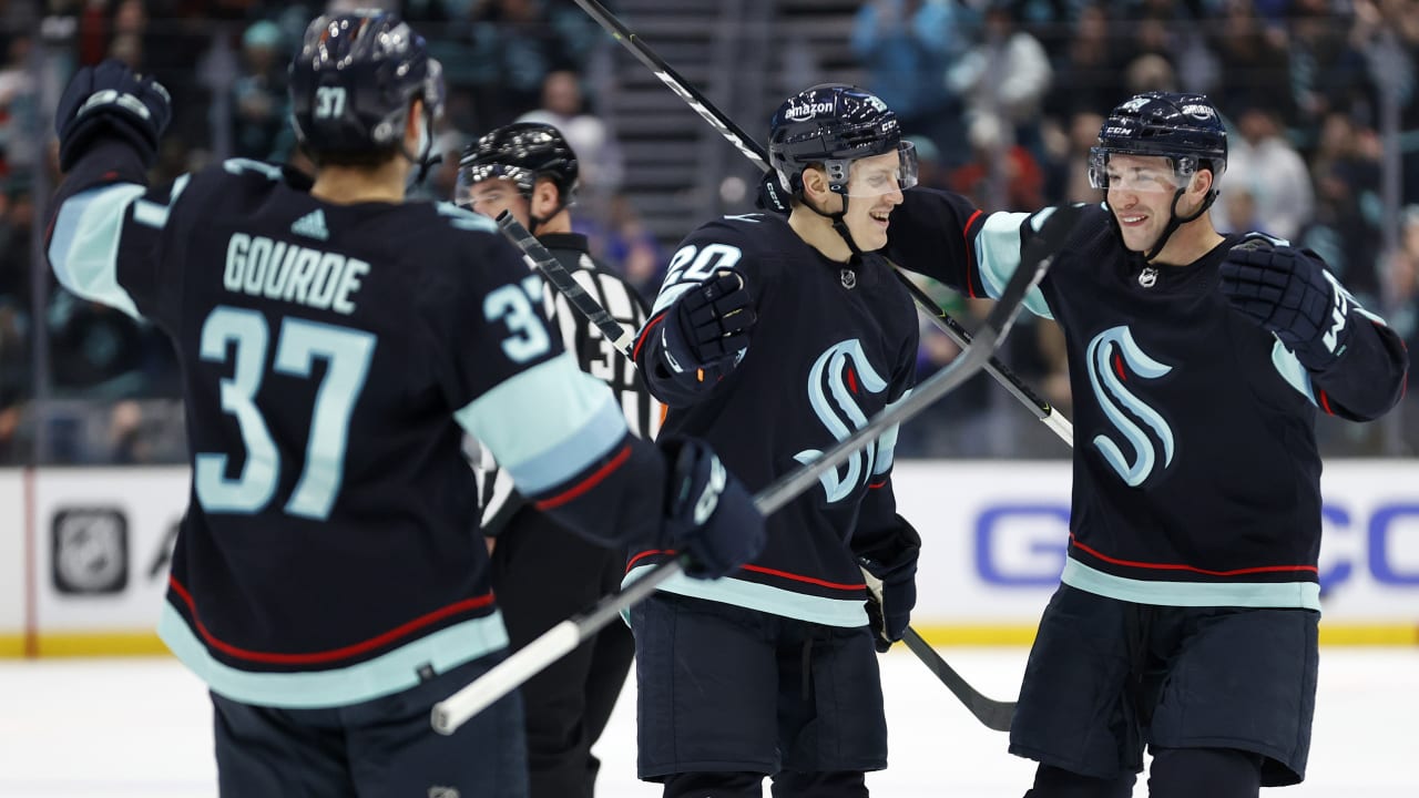 Kraken bezwingen Canucks und übernehmen Platz eins der Division | NHL ...