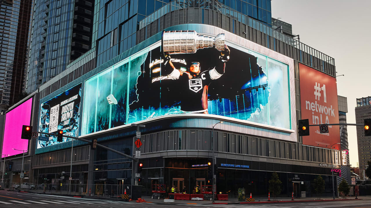 LA KINGS LEGEND DUSTIN BROWN LIFTS STANLEY CUP ON 3D BILLBOARD IN DTLA ...