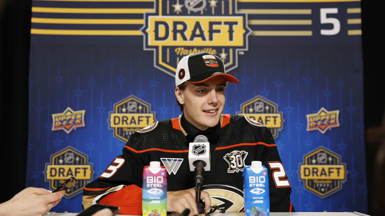 Lång resa ledde till Ducks för Leo Carlsson | NHL.com/sv