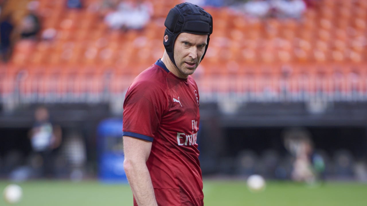 Former soccer goalie Cech to honor Hasek with new hockey mask | NHL.com