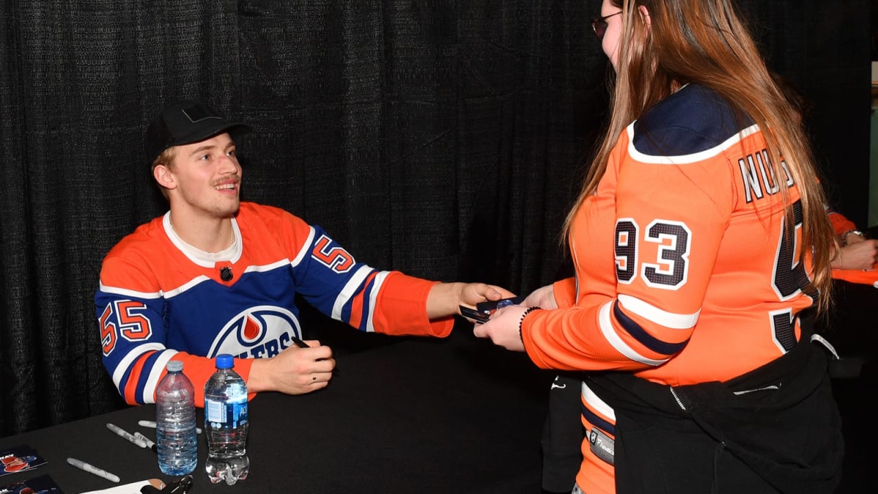 GALLERY: West Edmonton Mall Autograph Session | Edmonton Oilers