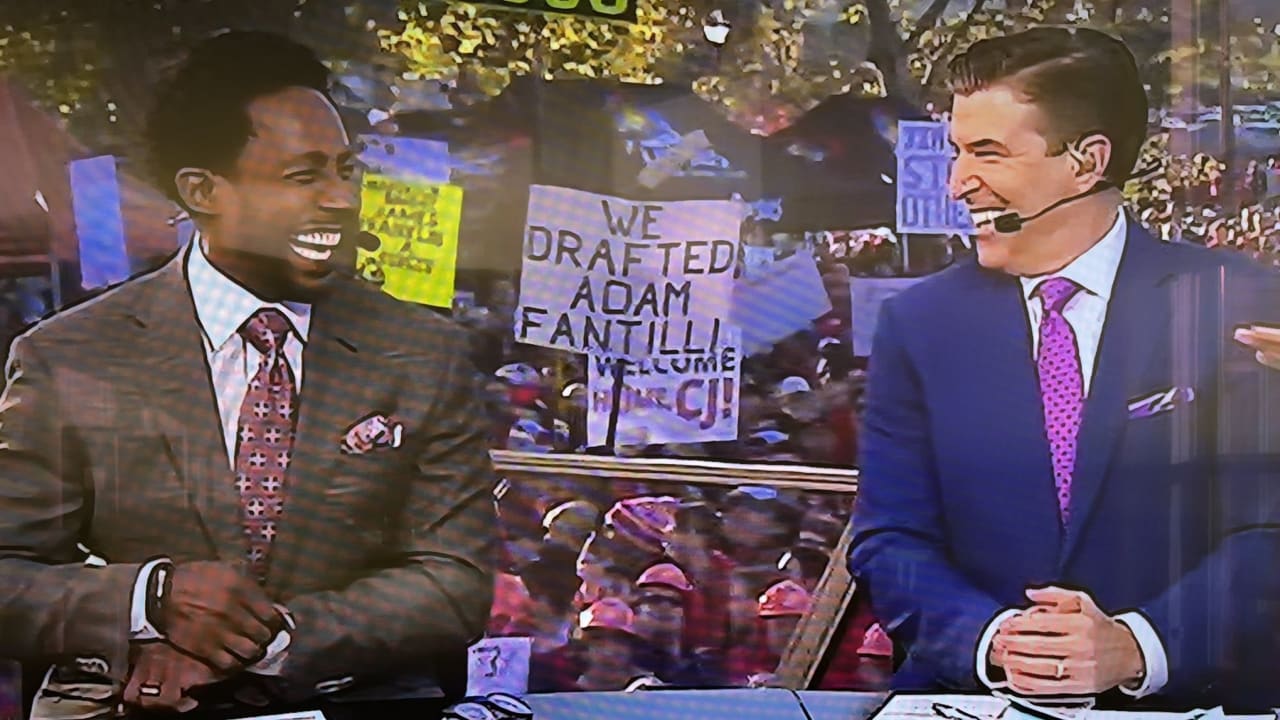 Blue Jackets fan holds up Fantilli sign at 'College GameDay' on ESPN ...