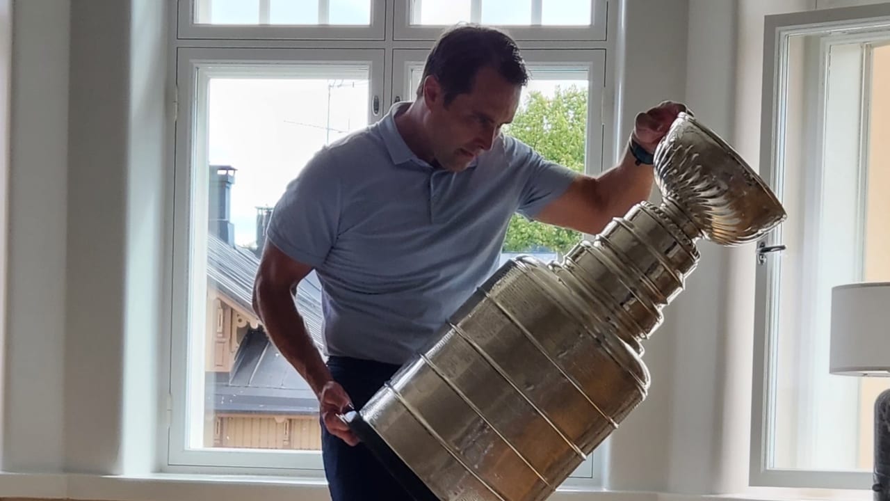 Panthers assistant coach Ruutu does some reading with Stanley Cup | NHL.com