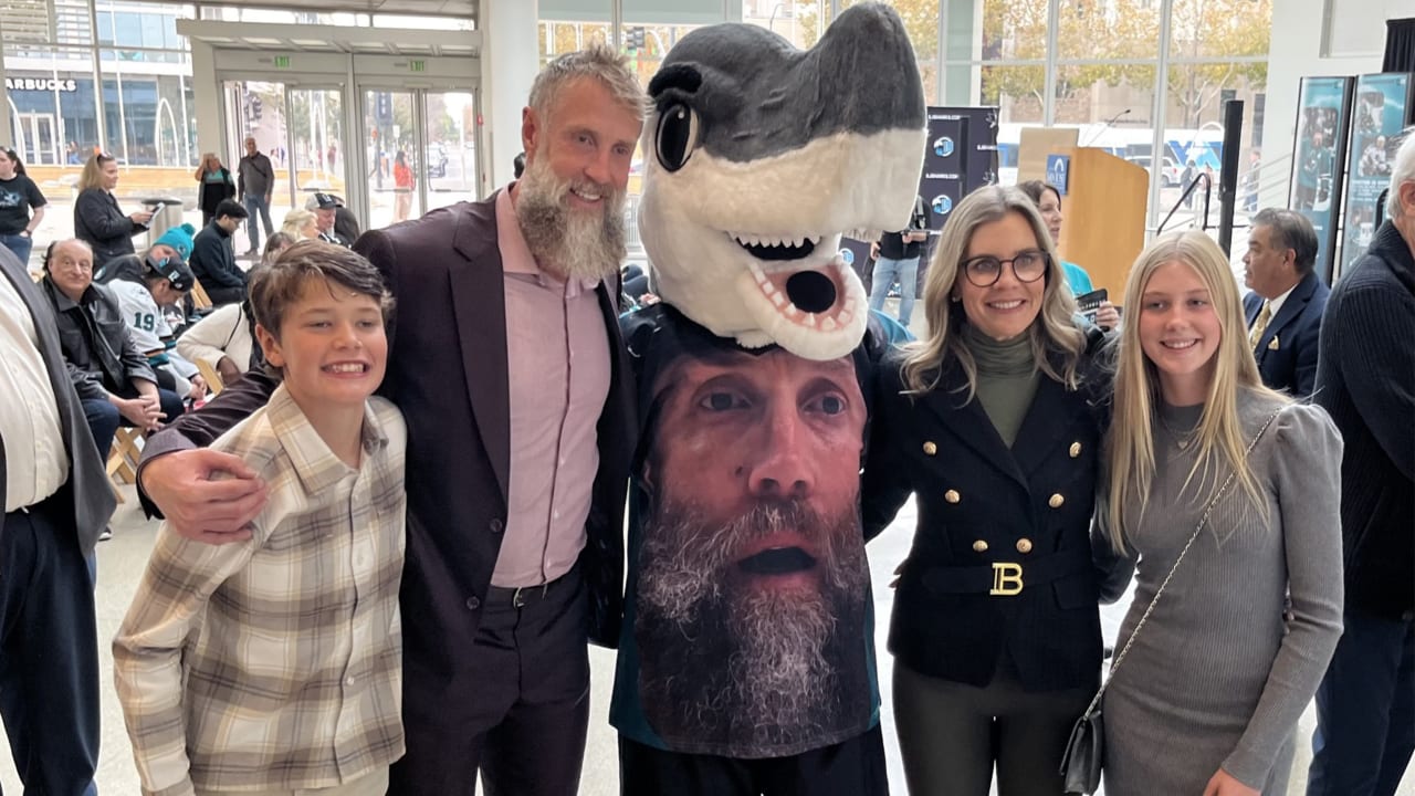 Larger-than-life Thornton set to have No. 19 retired by Sharks | NHL.com