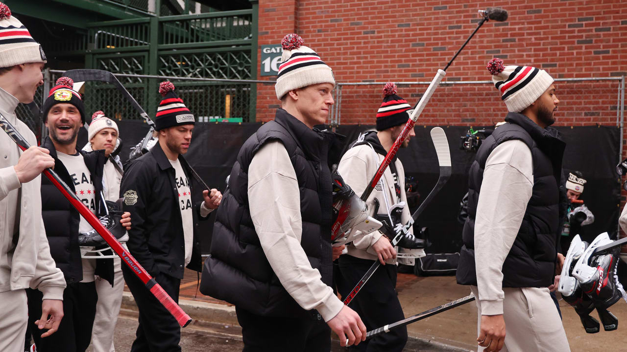 Blackhawks arrive to Winter Classic in ‘Team Chicago’ gear to honor ...