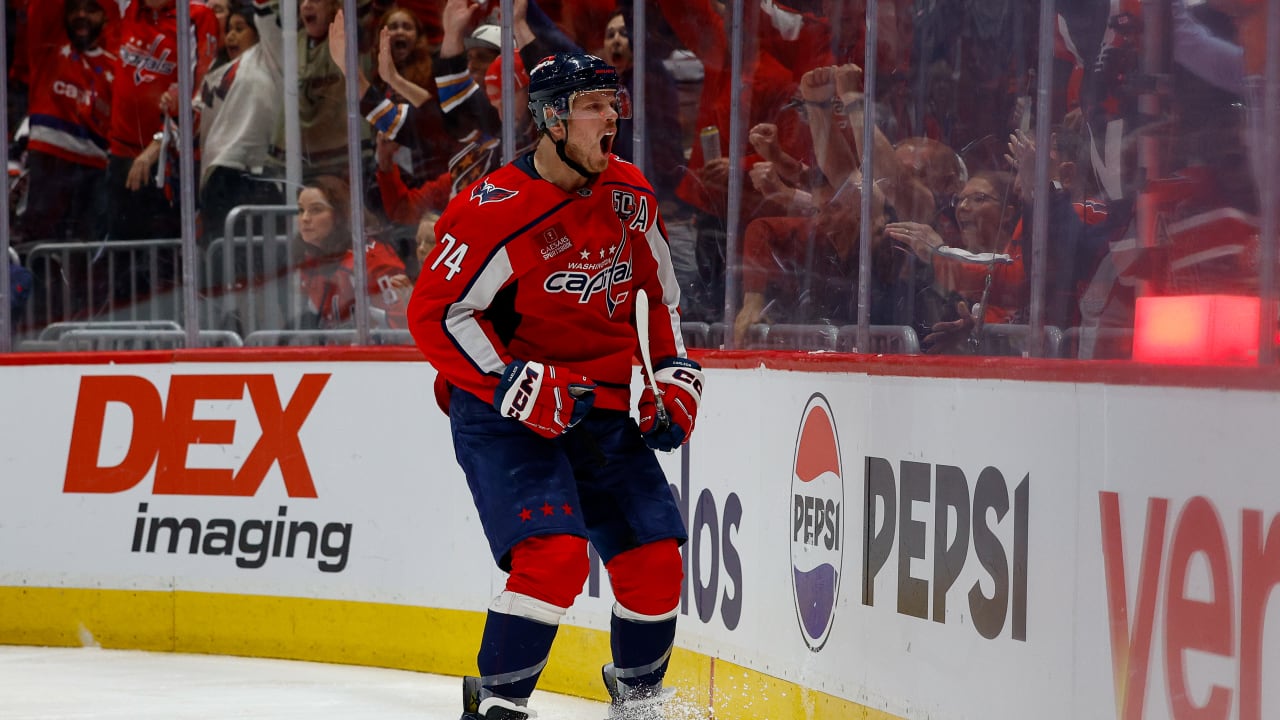 Carlson doubles lead with PPG | NHL.com