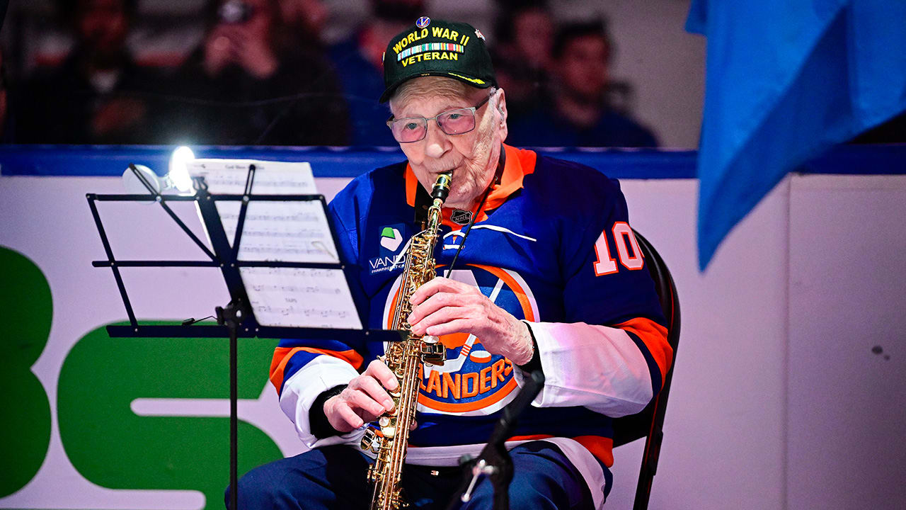 104-year-old WWII veteran rocks US national anthem | NHL.com