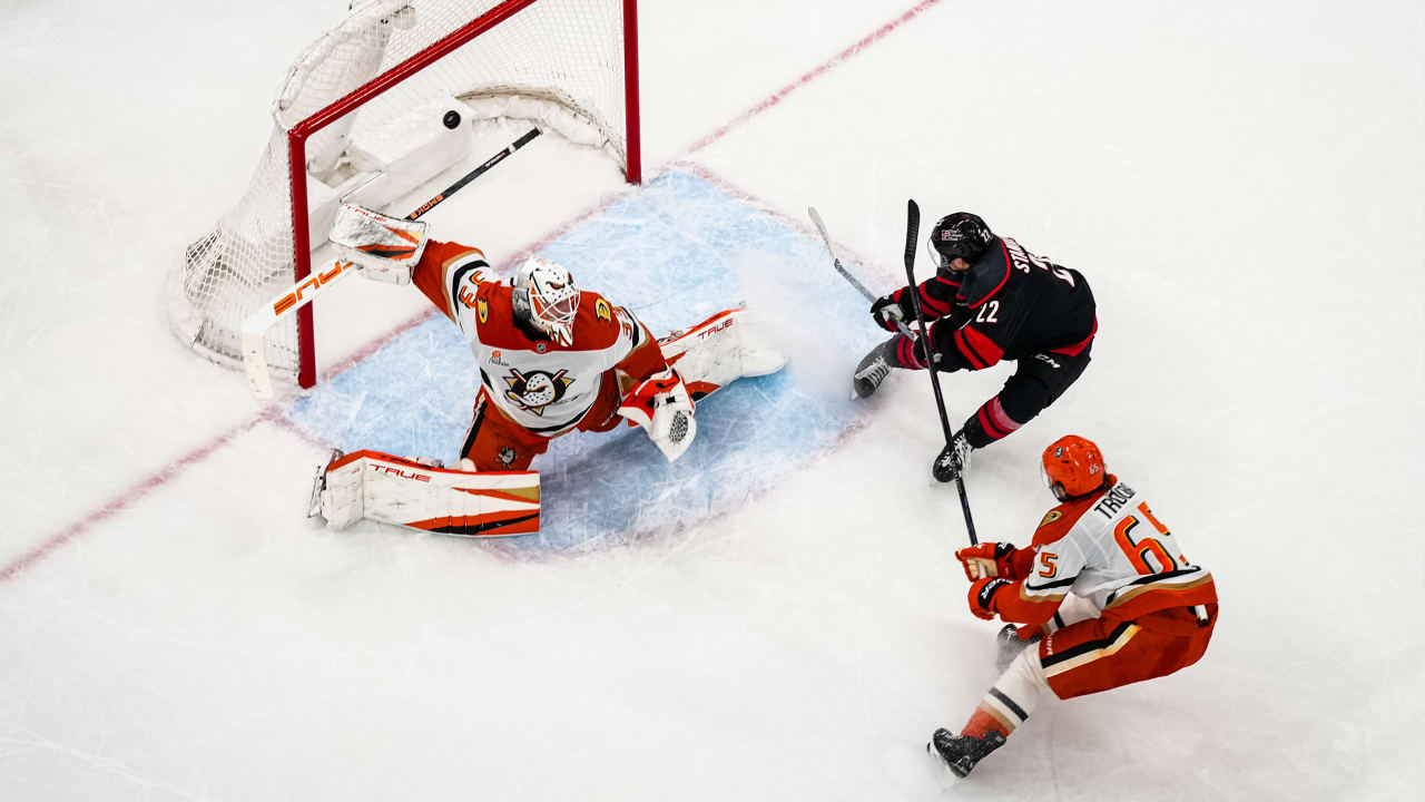 Recap: Second-Period Surge Pushes Canes Past Ducks | Carolina Hurricanes