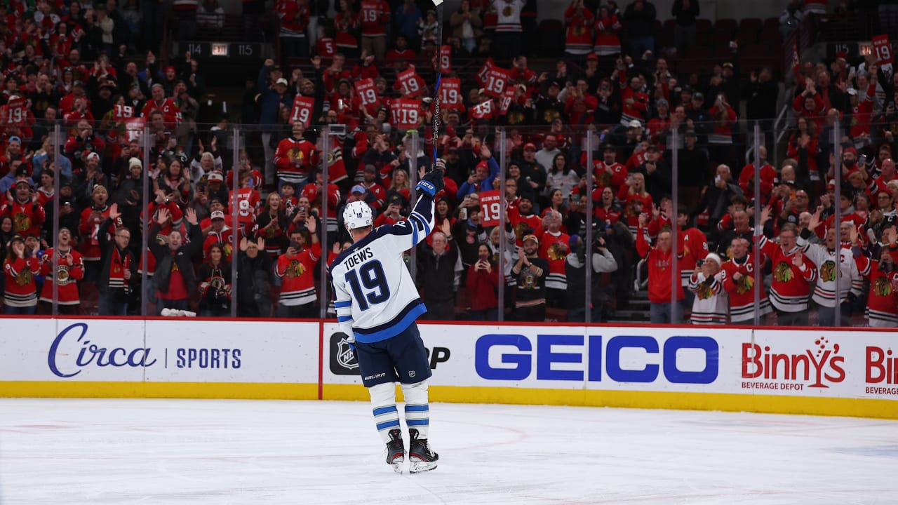 Blackhawks fans cheer Toews in emotional return to Chicago | NHL.com