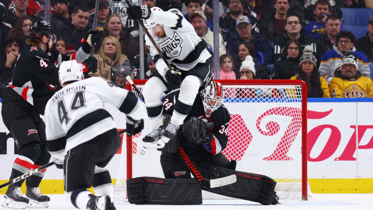 Lyon makes 37 saves, wins 10th straight as Sabres top Kings | NHL.com
